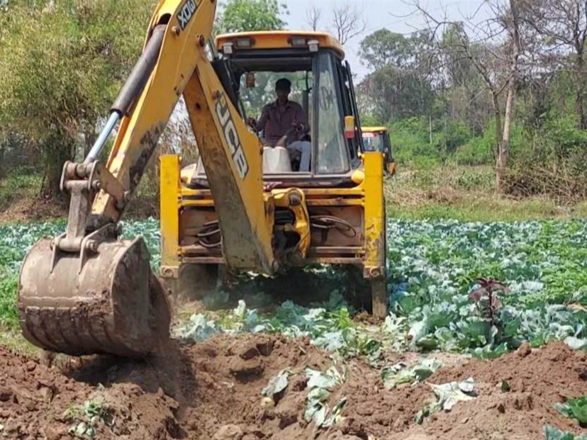 When stopped from occupying the farm, he was beaten up | खेत पर कब्जा ...