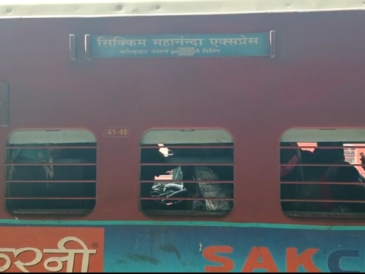 Sikkim Mahananda Express' coupling broken | सिक्किम महानंदा एक्सप्रेस ...