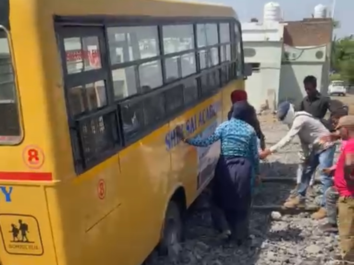 School bus stuck between tracks at railway crossing | रेल्वे क्रॉसिंग ...