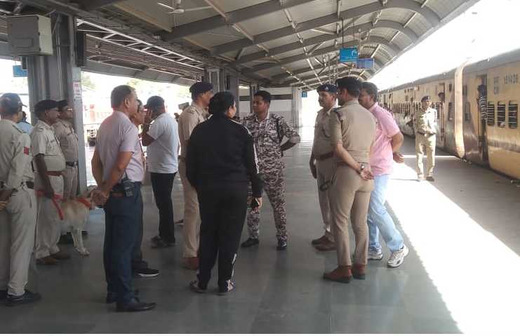 Bhopal RKMP Jhelum Express Bomb Threat | Rani Kamlapati Railway Station ...