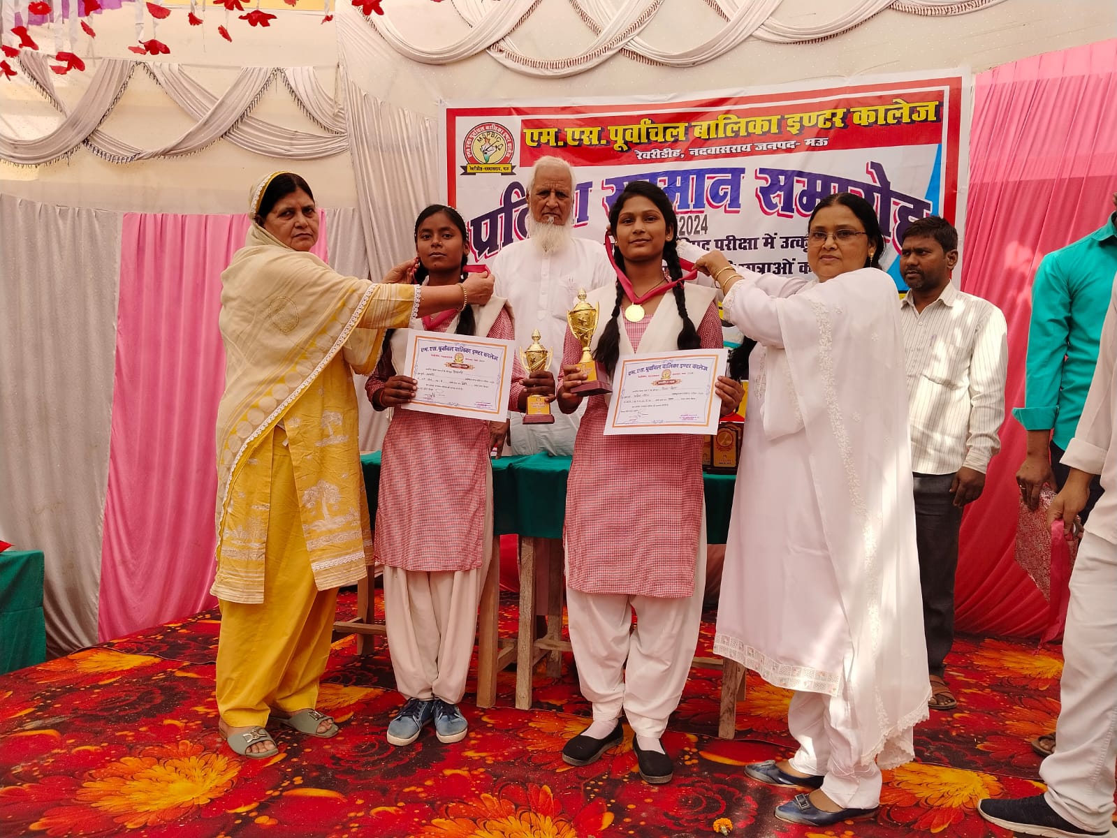 Topper girl students were honored in Mau | मऊ में टॉपर छात्राओं को किया ...