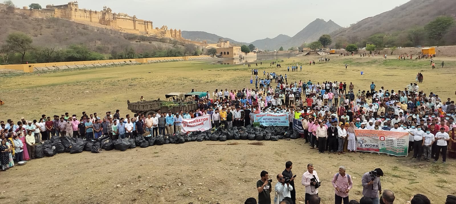 Two thousand people collected more than eight tons of garbage in two hours