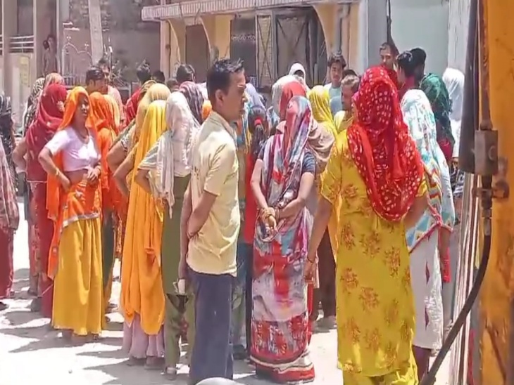 They are not allowing water to flow into other wards | पानी दूसरे वार्ड ...