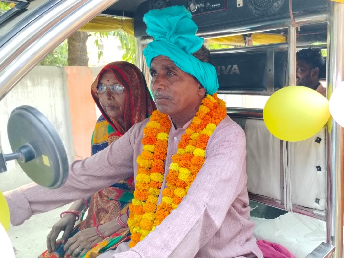 Kuber Ram reached by e-rickshaw and filed his nomination | ई-रिक्शा से ...