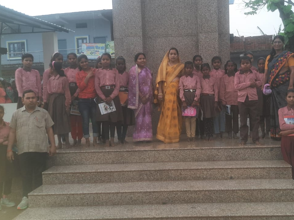 Children of council school Katghara Shankar reached the martyr memorial ...