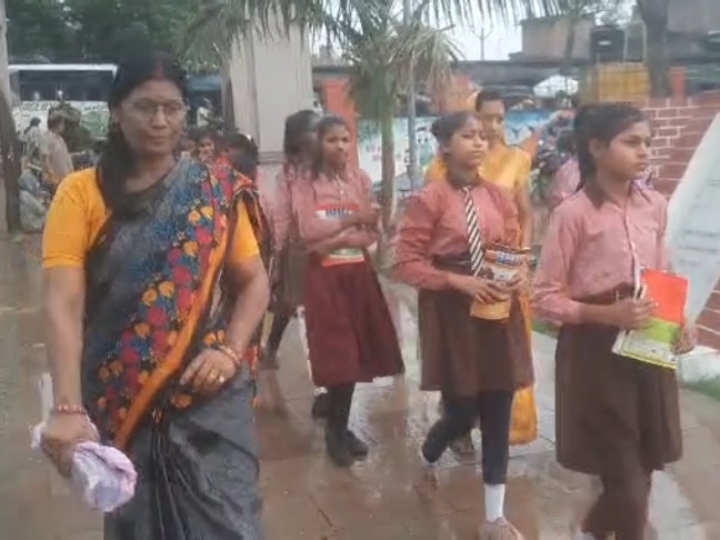Children of council school Katghara Shankar reached the martyr memorial ...