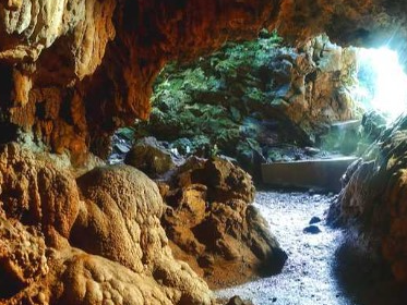Not only waterfalls, you can also visit Cherrapunji to see amazing caves
