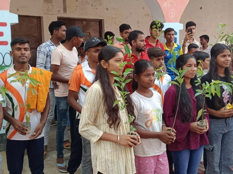 cycle pe sunday team distributed 500 saplings In Begusarau | बेगूसराय में 500 पौधों का वितरण ...