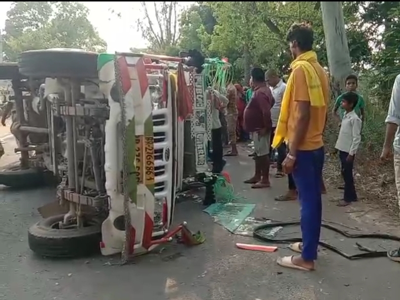 JAMUI NEWS, BIHAR NEWS, CRIME NEWS, ACCIDENT NEWS, Pickup loaded with fish overturned, driver ...