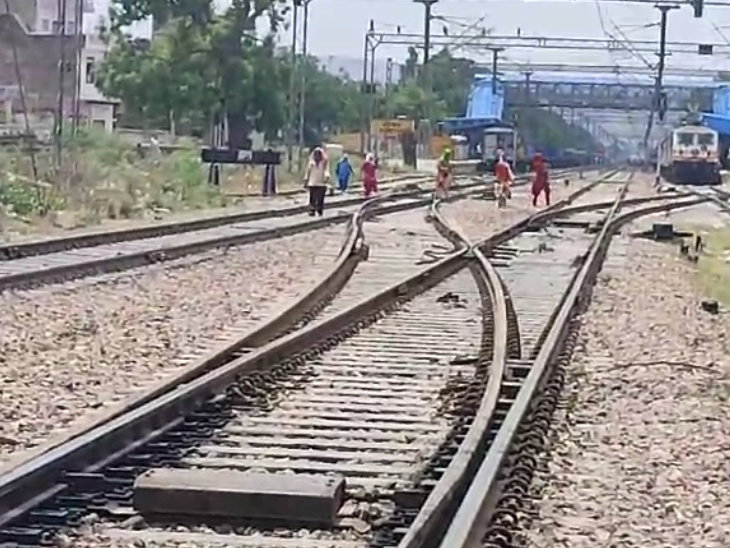 Overloaded trolley stuck in the middle of railway gate in Khairthal ...