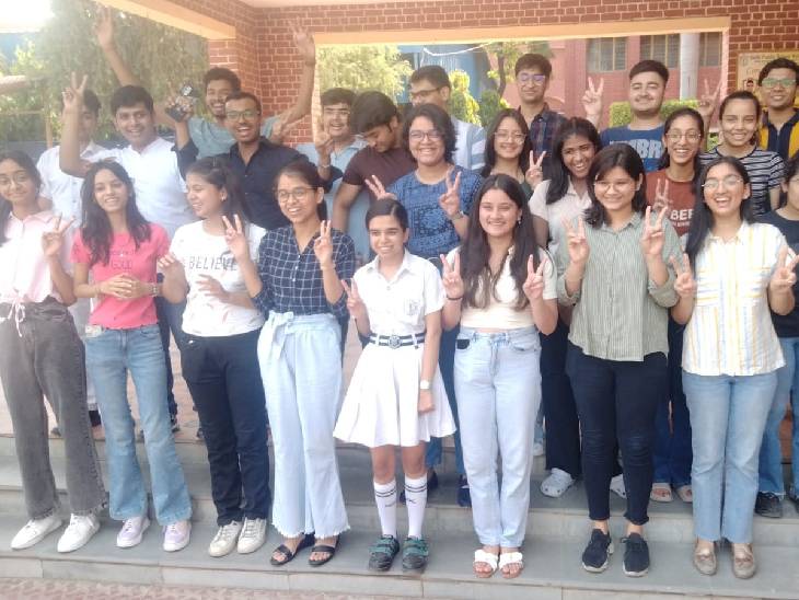 Kanpur CBSE class 12th topper Sharadiya Mandal Second topper Prarthana Singh Arnav Gupta ...