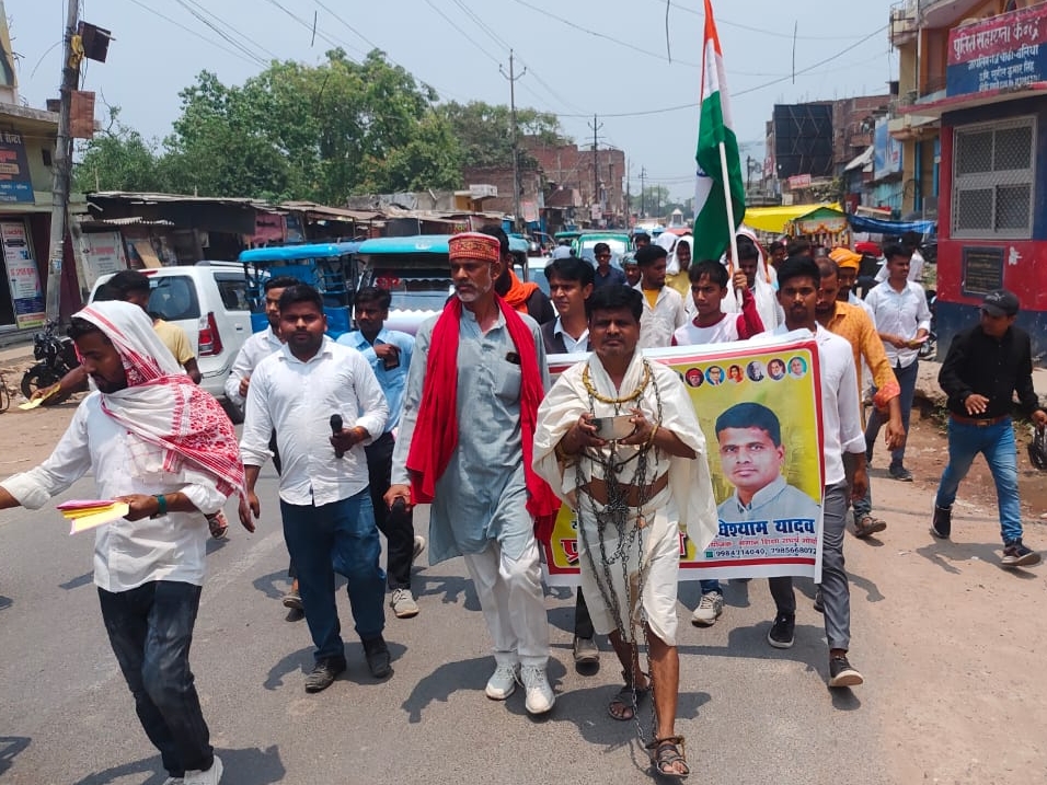 'The candidate arrived with handcuffs and a bowl in his hand ...