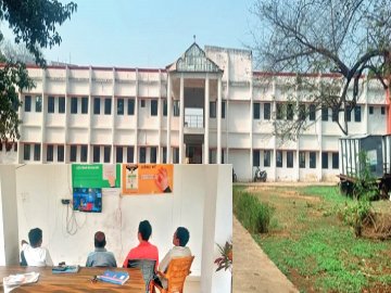 50 Sarpanchs of Abujhmar cannot return; He is running the village ...