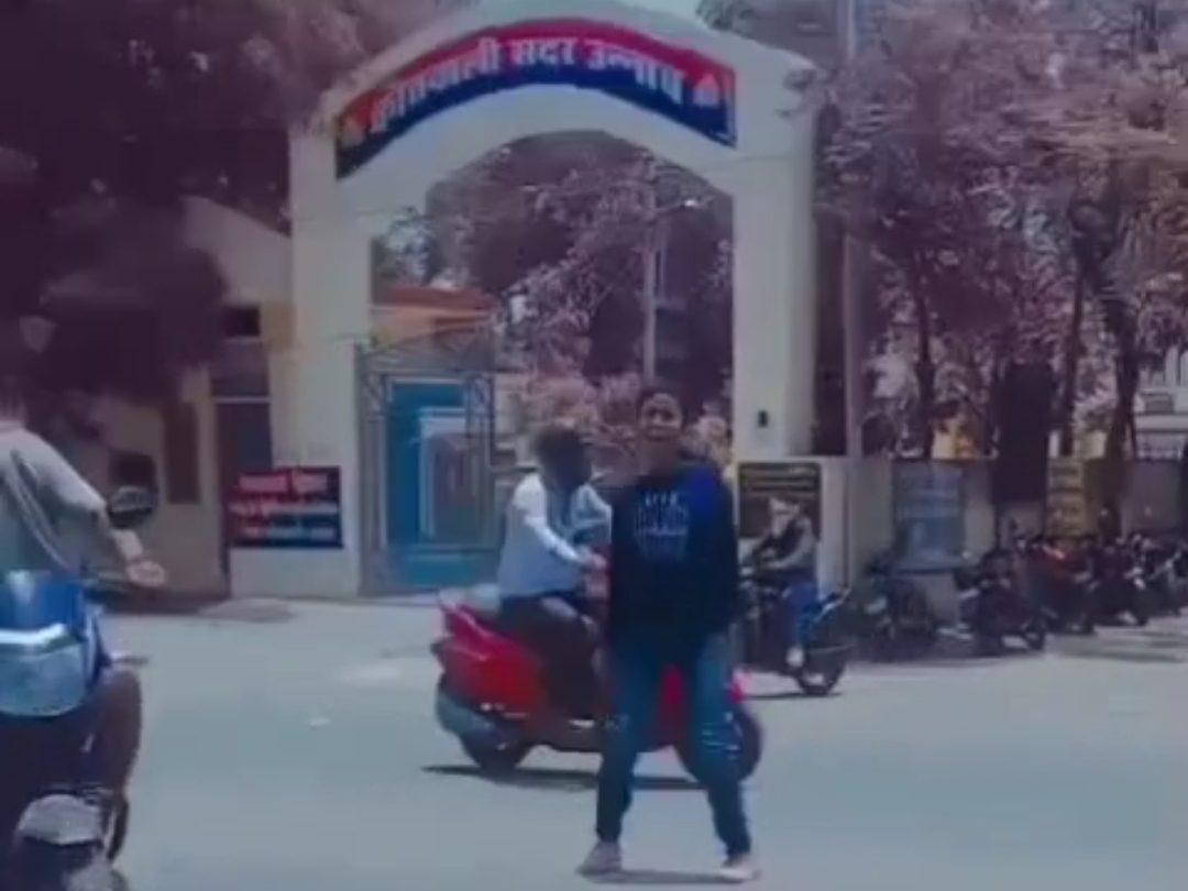 A girl made a reel on the road outside Unnao police station | उन्नाव ...