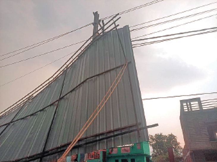 Three iron sheets flew and got stuck in the power cable, poles broke ...