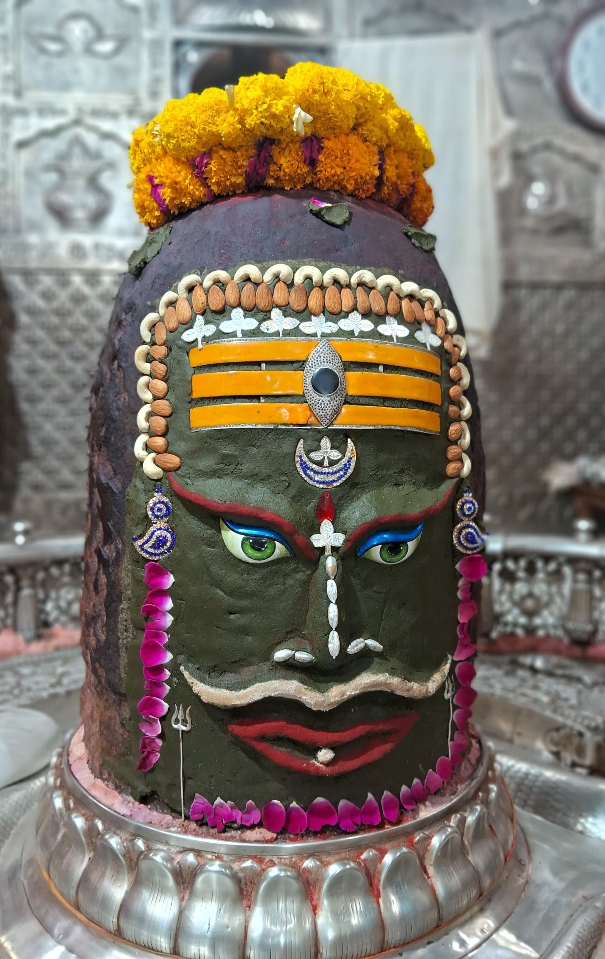 Baba Mahakal appeared in the form of a king wearing Tripund Chandra ...