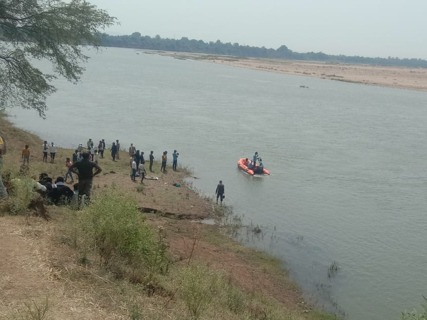 The body of the boy who drowned in the Narmada river was found the next day