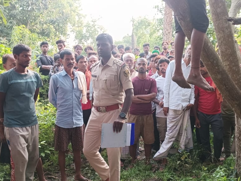The body of a young man was found hanging from a mango tree | आम के ...
