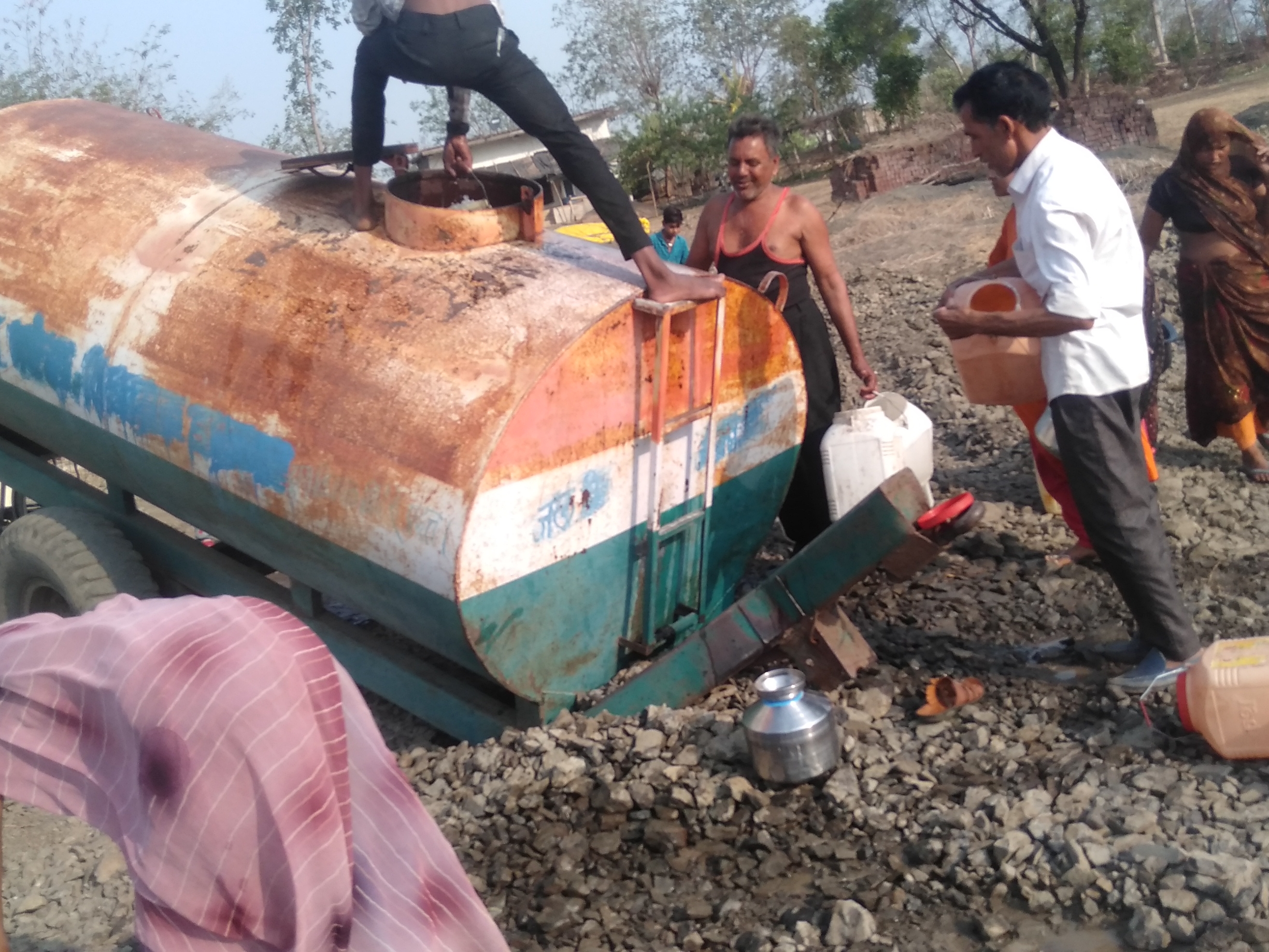 The tanker sunk into the ground broke from the front | जमीन में धंसा ...