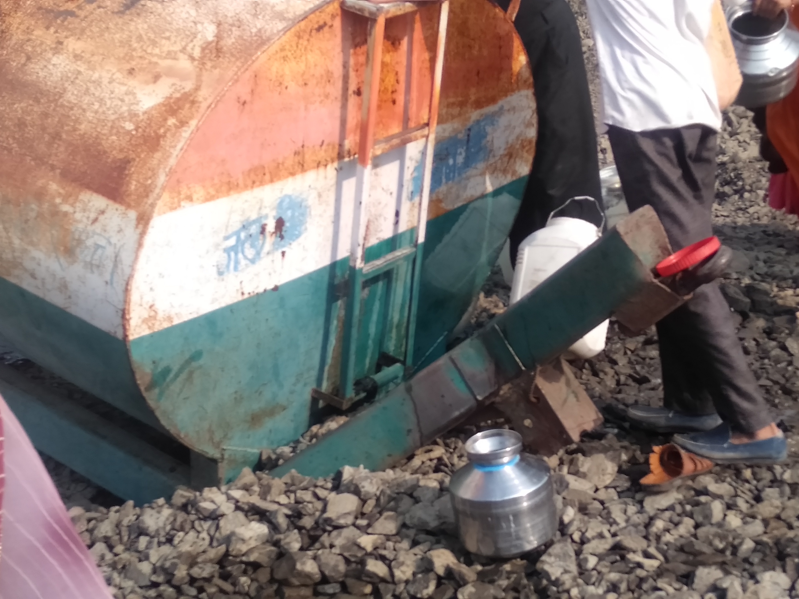 The tanker sunk into the ground broke from the front | जमीन में धंसा ...
