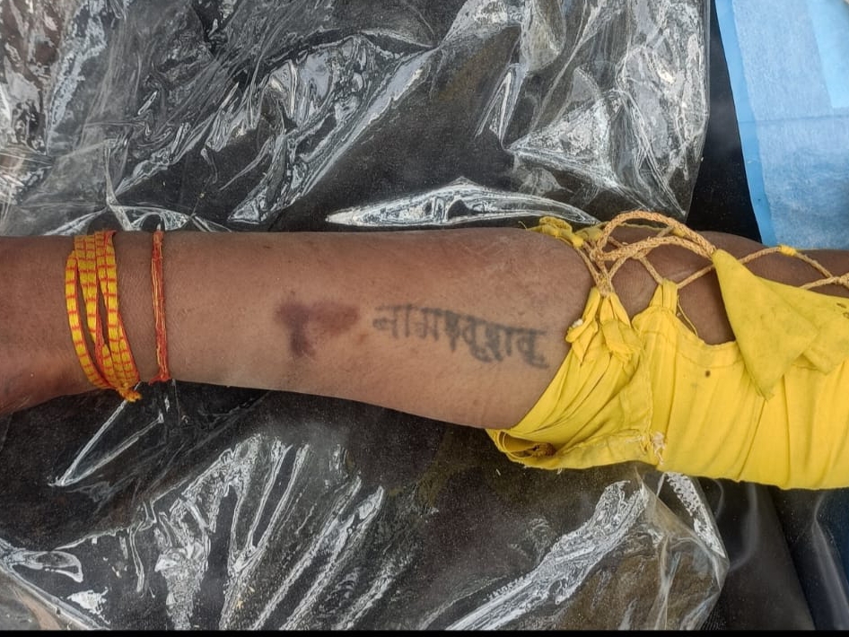 The body of a girl was found hanging from a tree in Gonda | गोंडा में ...