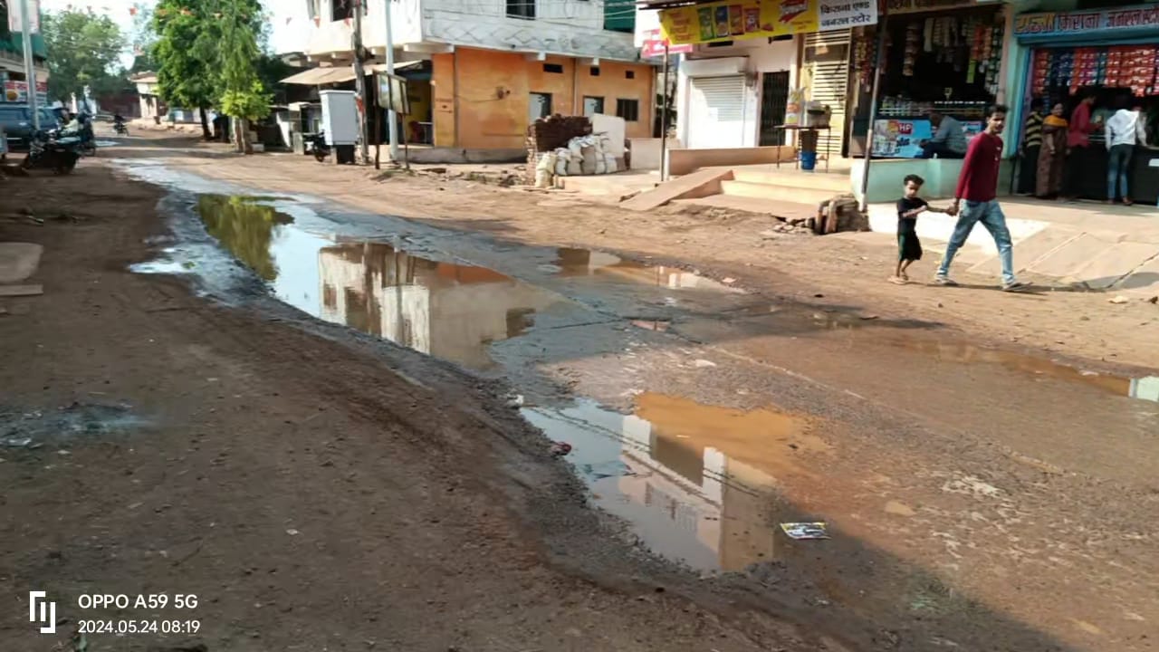 Tap water is flowing on the road in Gulabganj for 8 days, residents are ...