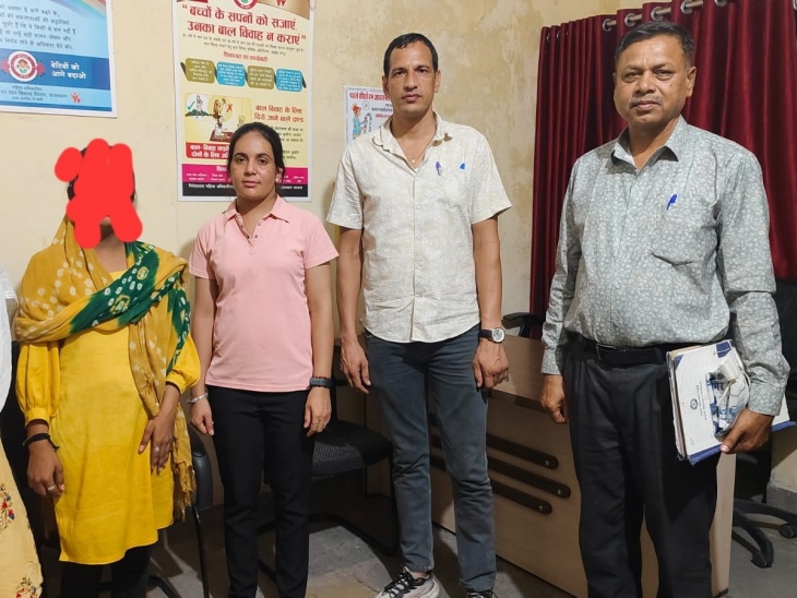 RPF caught minor boy and girl. Were going from Gujarat to Uttar Pradesh ...