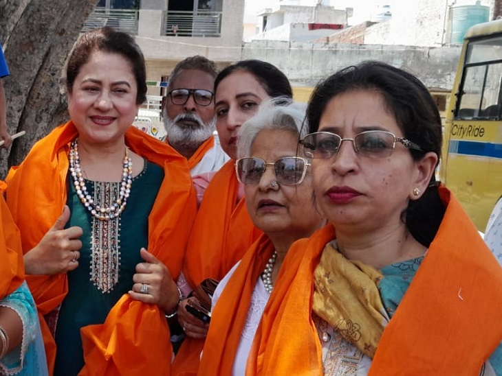 Punjabi Actress Preeti Sapru Support BJP ; Door To Door Campaign ...