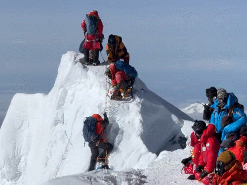 Mount Everest Cornice Collapsed, 2 Missing | Overcrowding of Mt. Everest