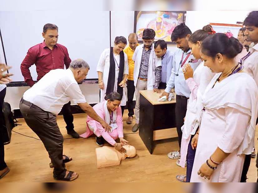 Now better first aid facility in the temple | अब मंदिर में बेहतर ...