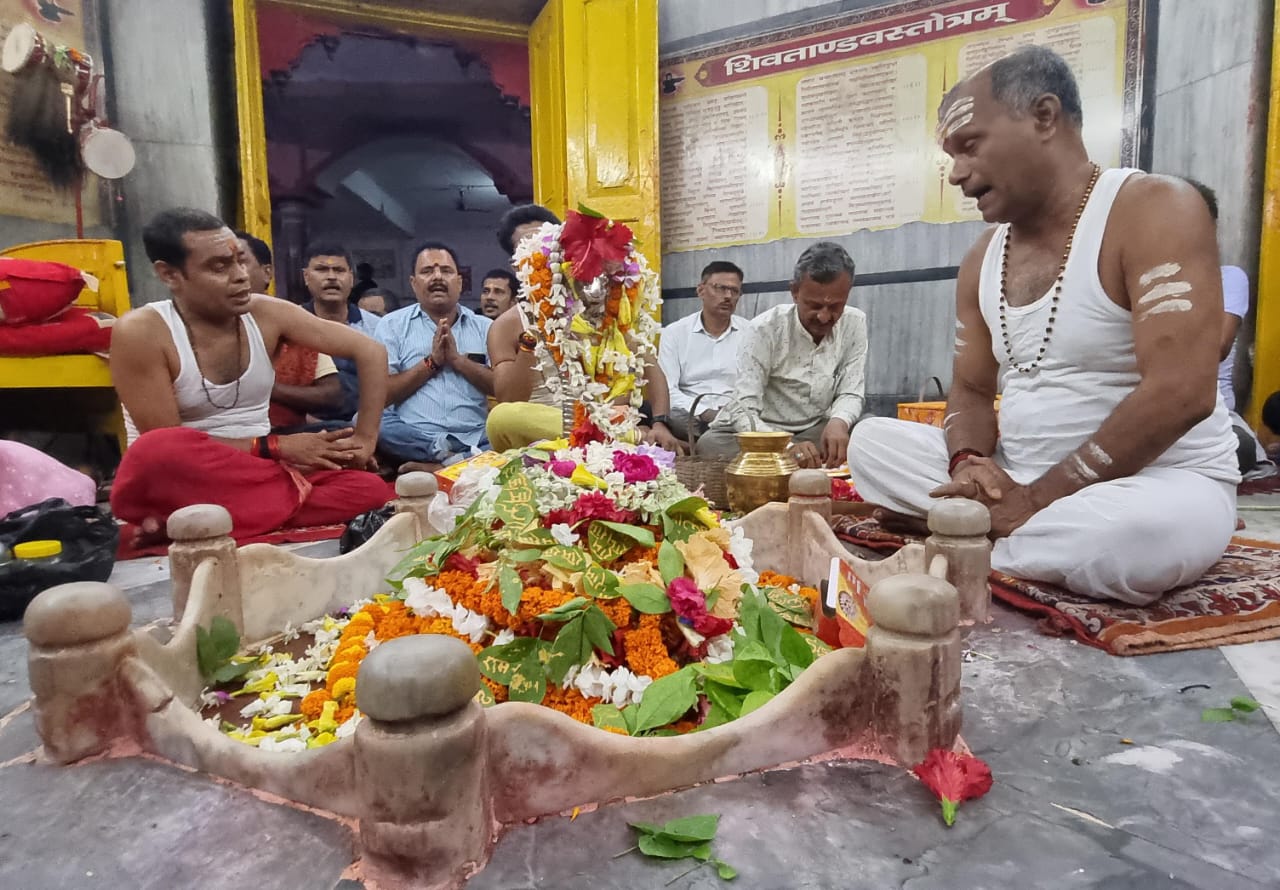 Bholenath was specially decorated in Thaneshwar place, crowd gathered ...