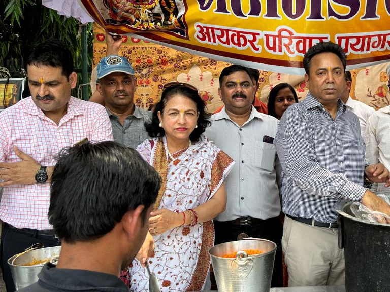 prayagraj.Bada Mangal celebrated with pomp in Income Tax Bhawan | आयकर भवन में धूमधाम से मनाया ...