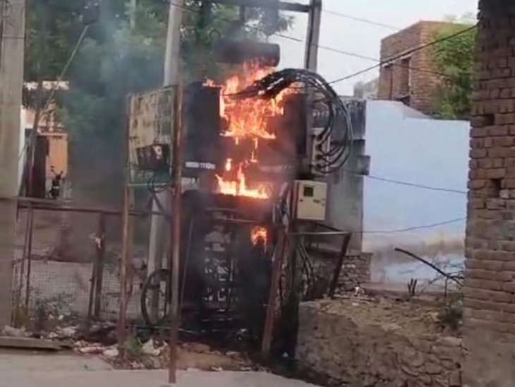 A transformer suddenly caught fire, people ran away | ट्रांसफार्मर में ...