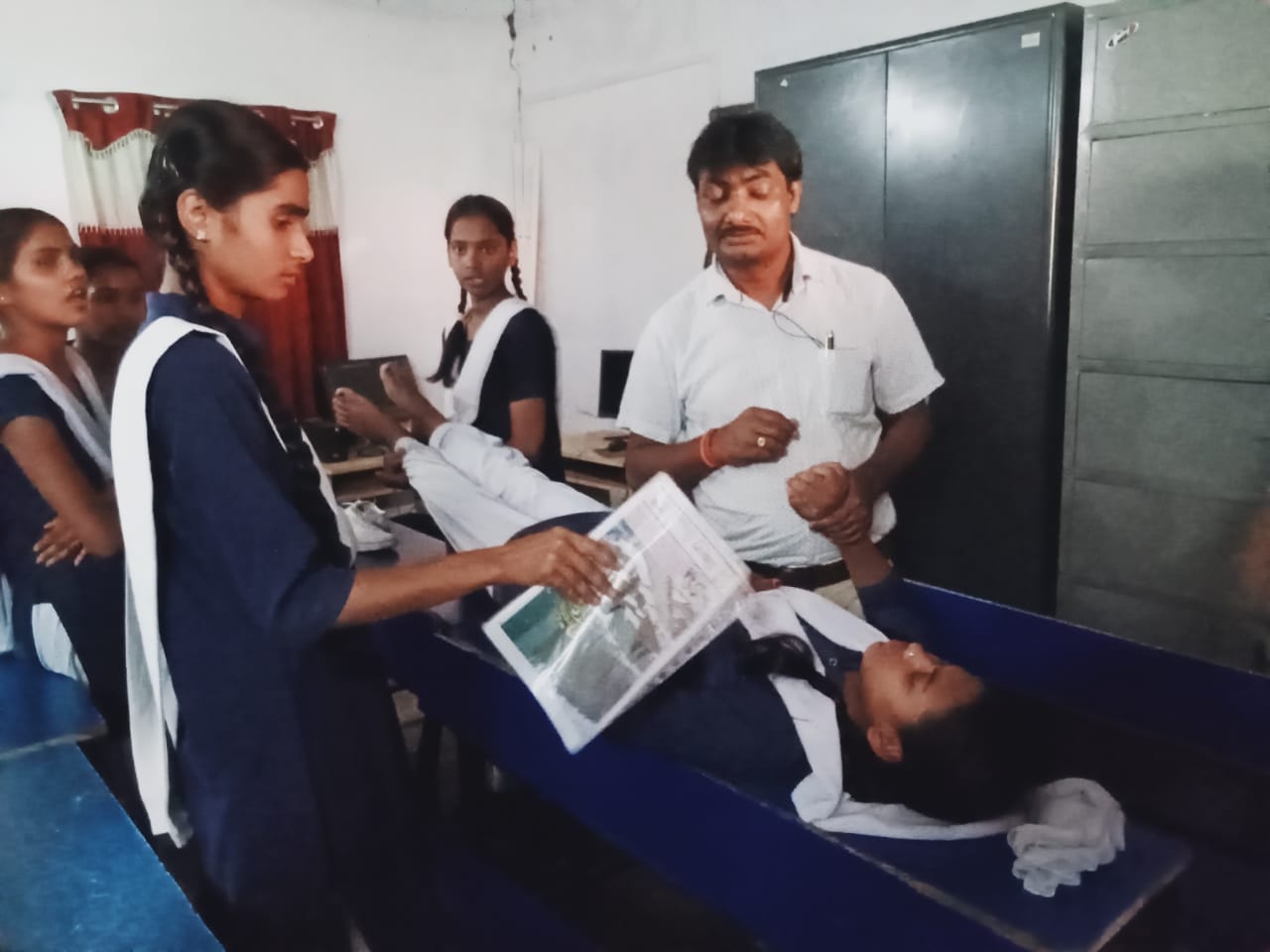 17 school children fainted due to extreme heat | भीषण गर्मी के कारण 17 ...