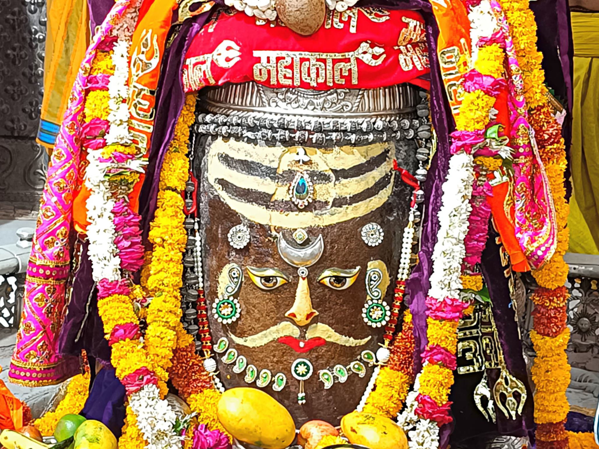 Shringar in the form of a king by offering Tripund Tilak Trinetra of ...