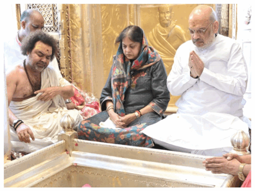 Amit Shah along with his family paid obeisance at Kashi Vishwanath ...