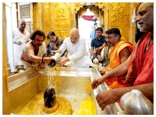 Amit Shah along with his family paid obeisance at Kashi Vishwanath ...