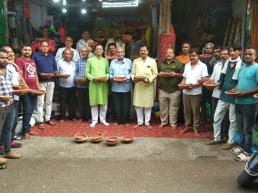 The traders distributed bowls in Azad Market Bhopal | आजाद मार्केट ...