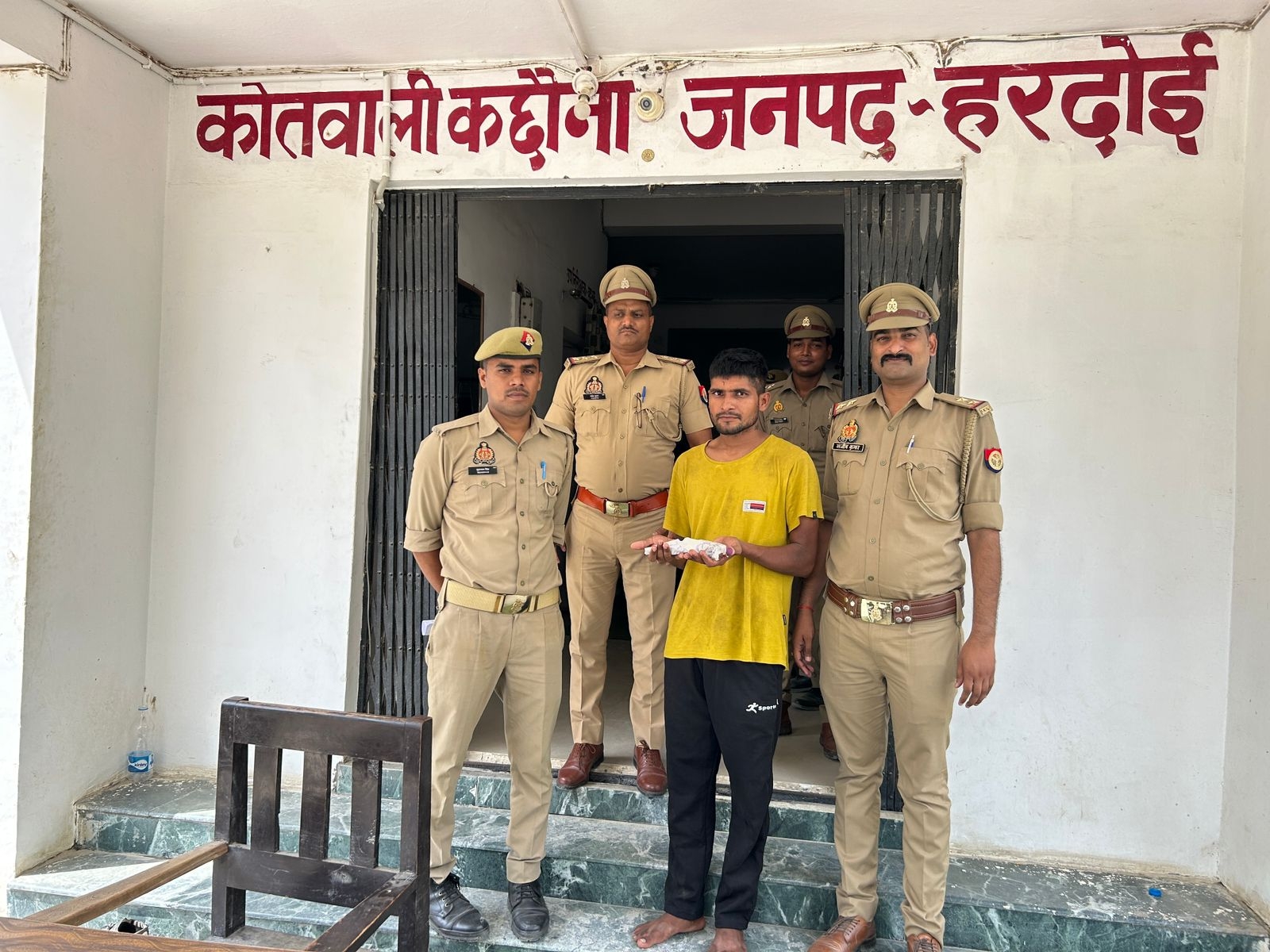 Absconding accused in gangster case arrested in Hardoi | हरदोई में ...