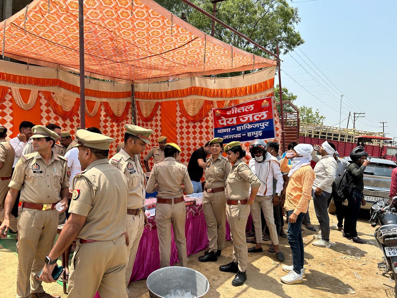 In Hapur, the police made people drink sherbet | हापुड़ में पुलिस ने ...