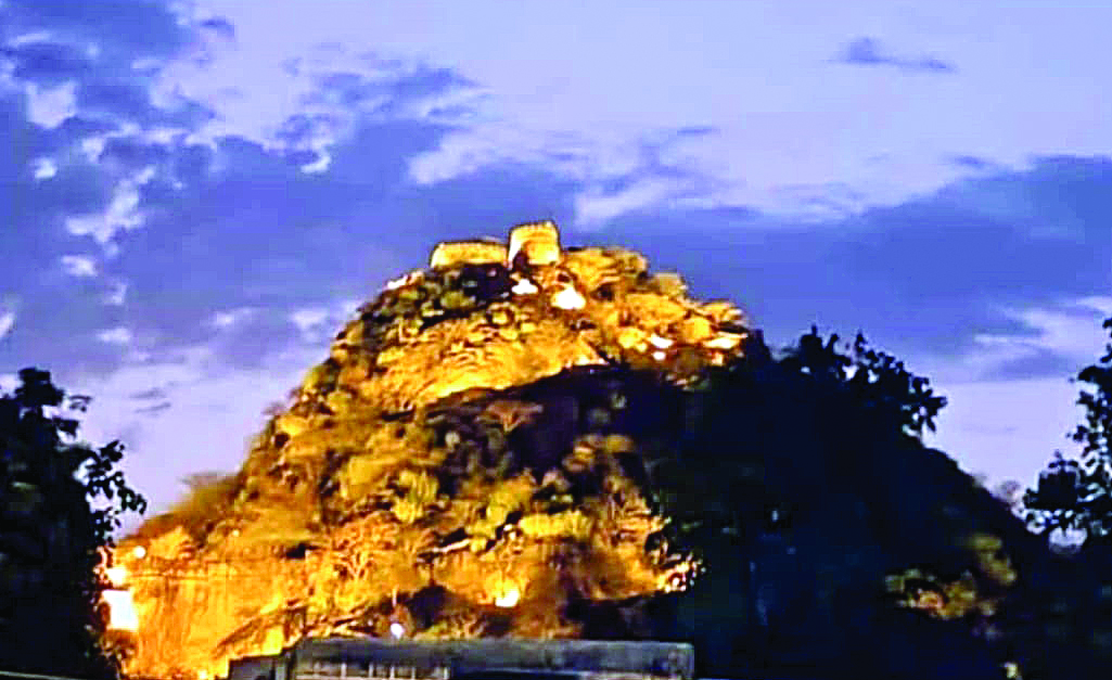 50 lights were installed, Desuri fort shined like gold | 50 लाइट्स लगीं ...