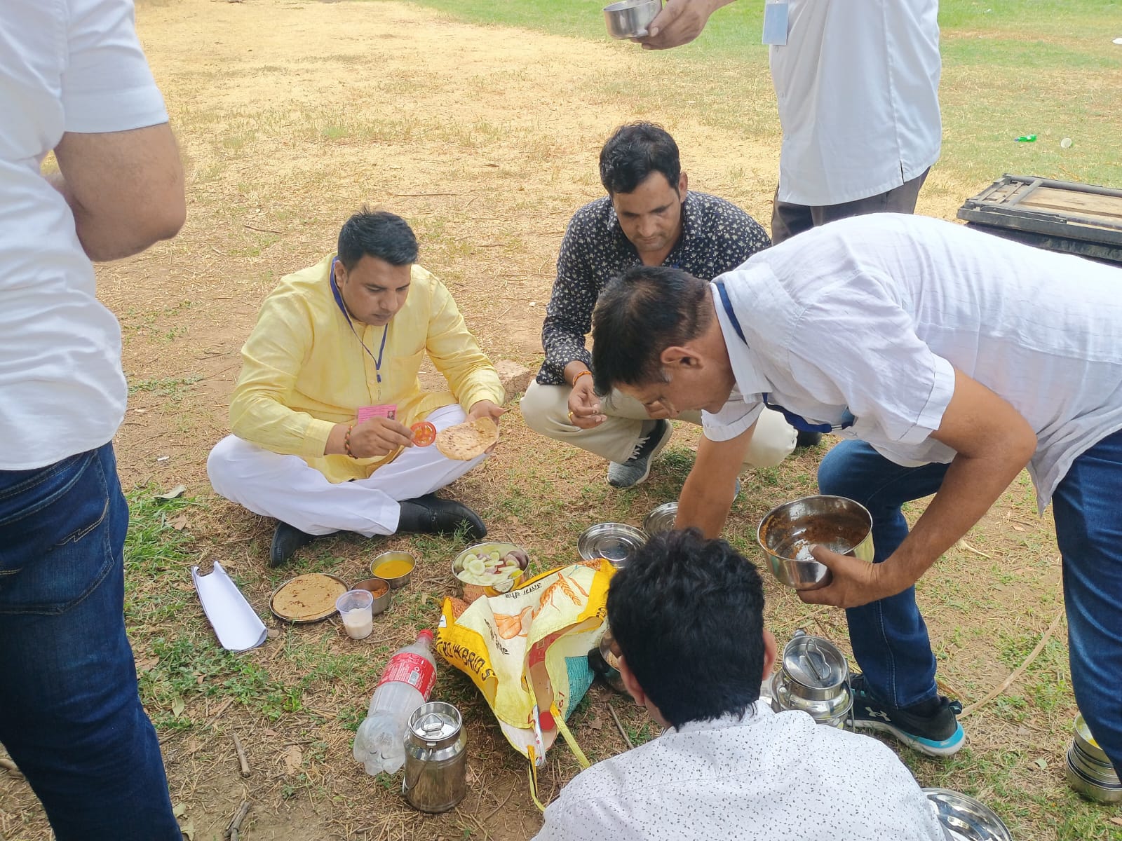 Congress winner Satpal Brahmachari offered food to the people on duty ...