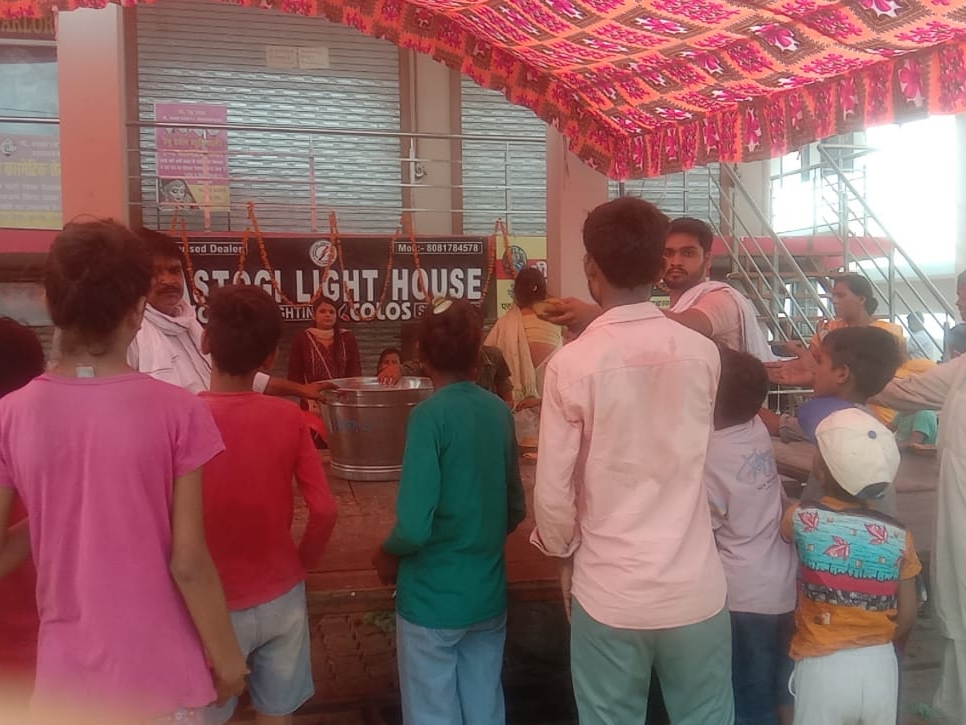 Devotees gathered in the Bhandara of Lalabagh area | लालाबाग इलाके के ...