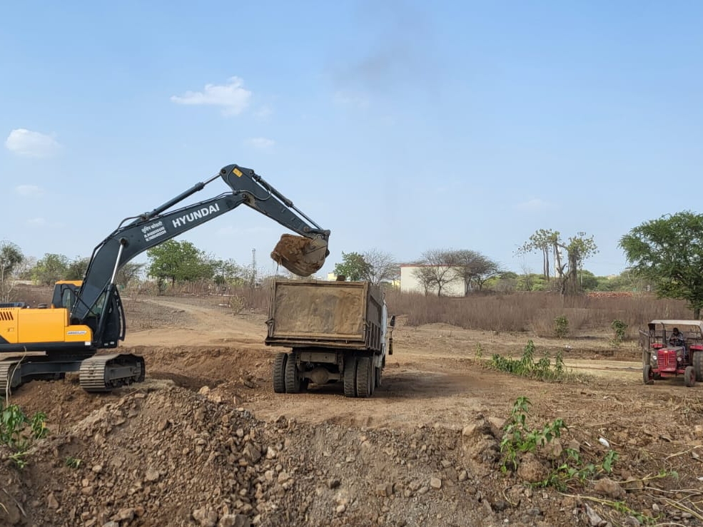 MLA inspected the deepening of Moti Sagar pond | मोतीसागर तालाब गहरीकरण ...