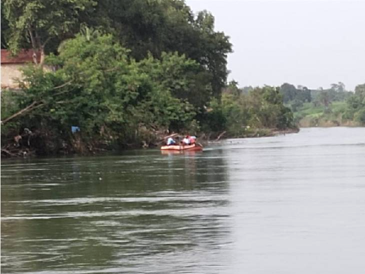 The body of a young man was found in the Bihar river in Rewa | रीवा के ...