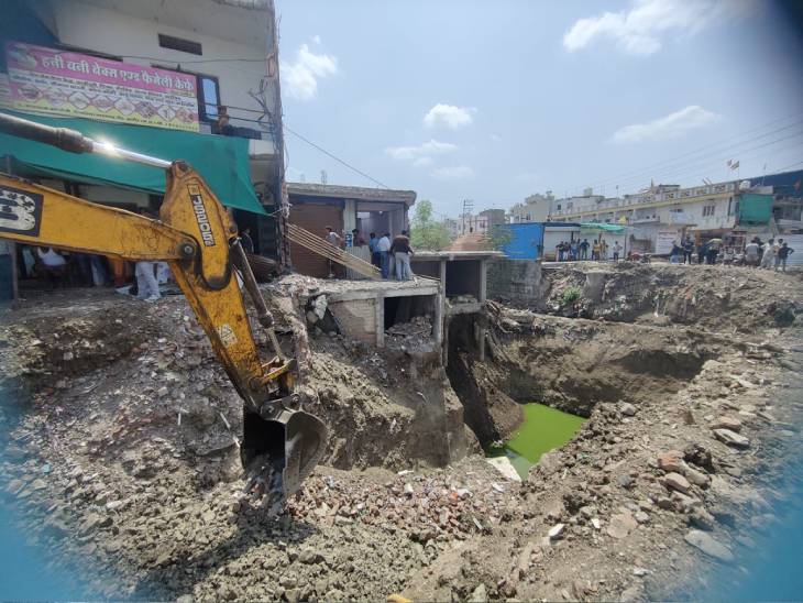 Indore The construction obstructing the construction of the bridge was ...