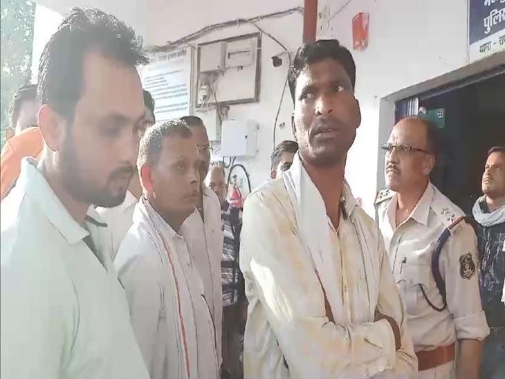 The contractor entered the Janpad office and beat up the SDO and the ...