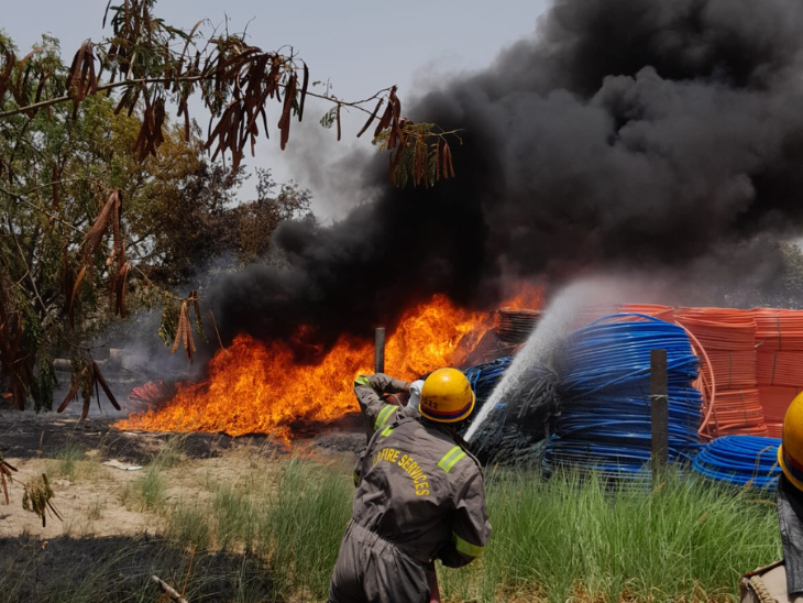 Fire broke out in a flat in Omaxe Heights, Lucknow | लखनऊ के ओमैक्स ...