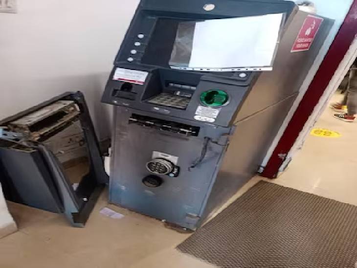 Lakhs were spent by cutting the ATM of Axis Bank on Birhana Road in ...