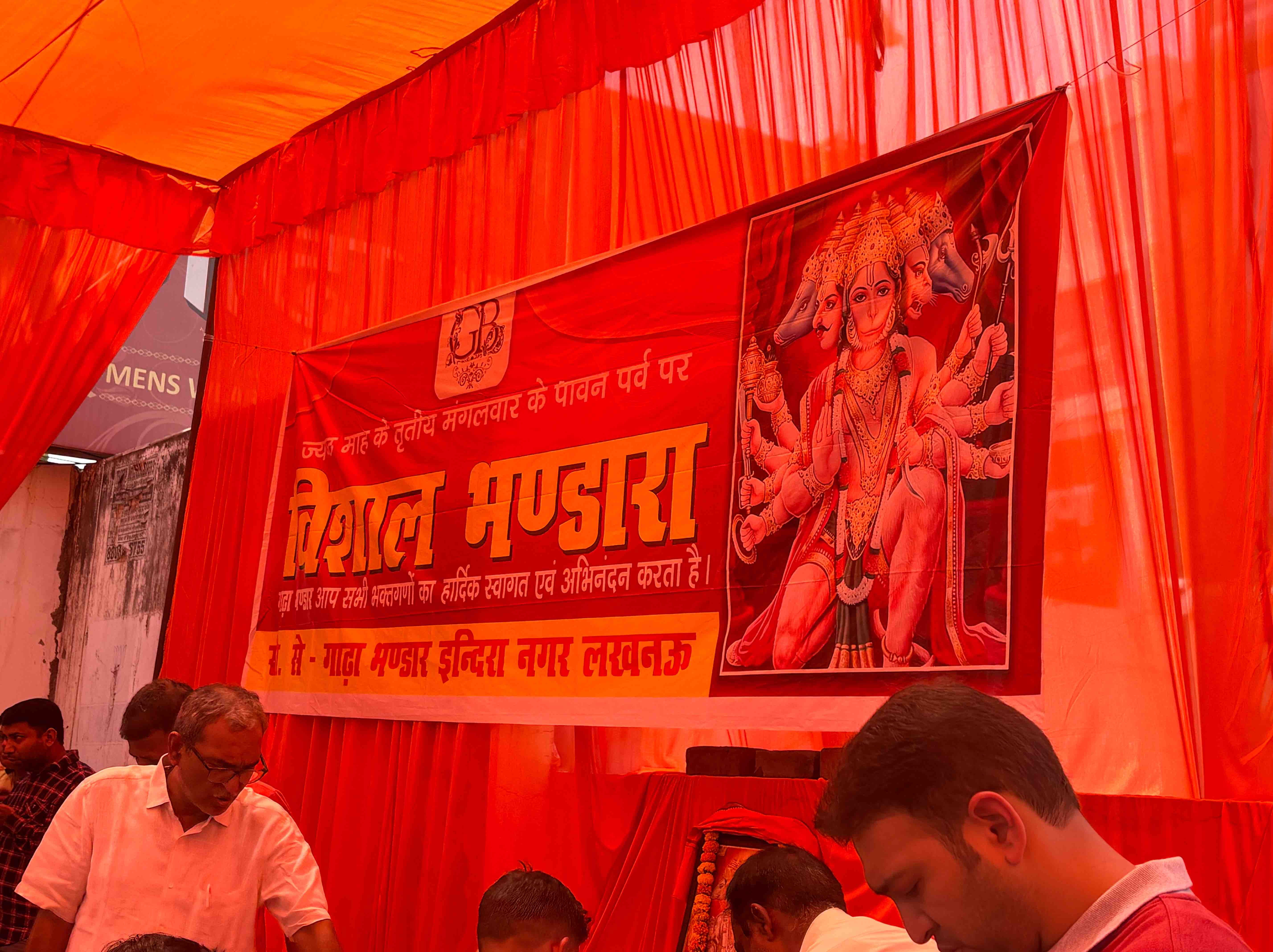 Bhandara was organized on Bada Mangal in Lucknow | लखनऊ में बड़ा मंगल ...